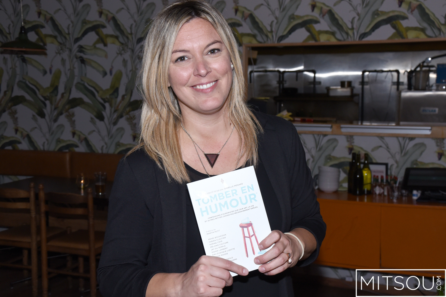 Tomber en humour: Isabelle Ménard et 12 humoristes racontent les hauts ...