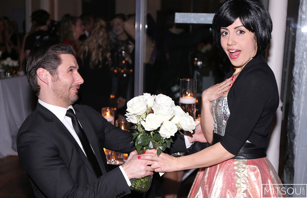 La chanteuse Sally Folk nous dévoile sa superbe bague de fiançailles ...